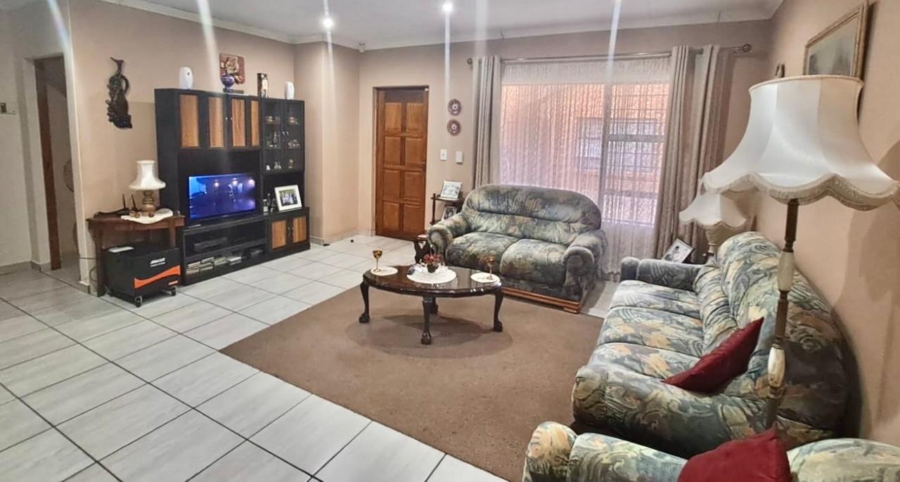 3 Bedroom Townhouse For Sale in Brackenhurst by RE/MAX
