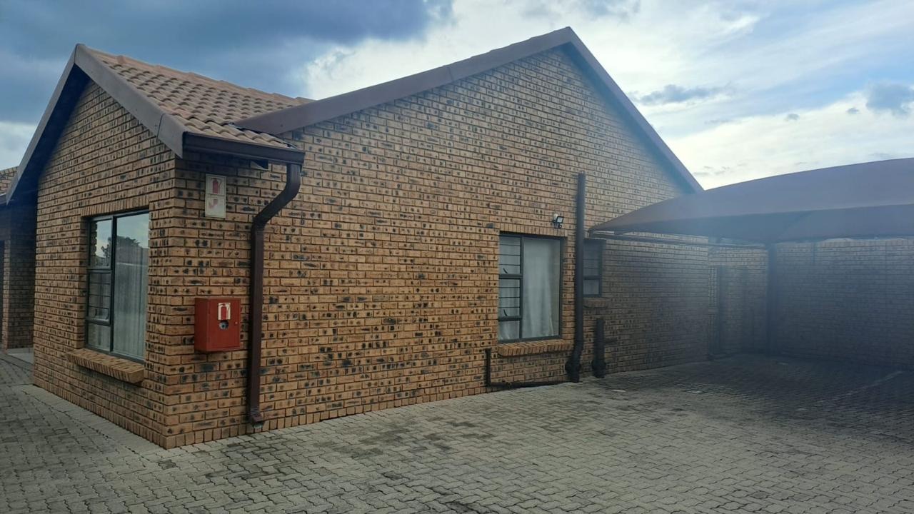 3 Bedroom Townhouse For Sale in Brackenhurst by RE/MAX