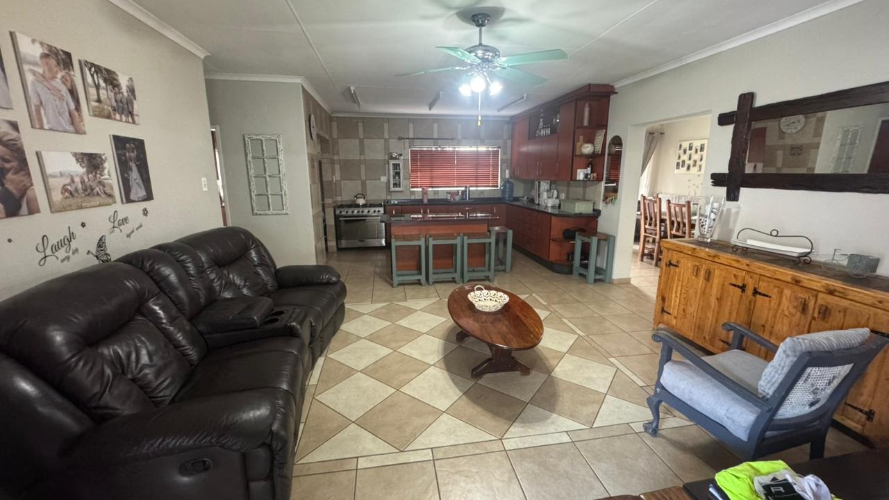 3 Bedroom House For Sale in Brackenhurst by RE/MAX