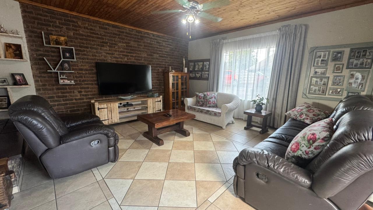 3 Bedroom House For Sale in Brackenhurst by RE/MAX